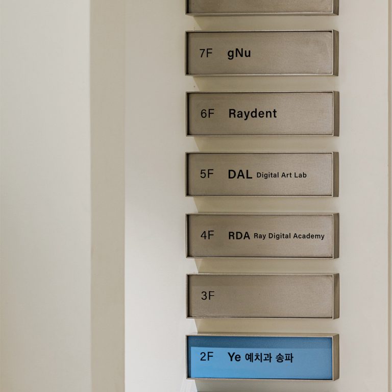 Ray 102 (Signage) | LABOTORY